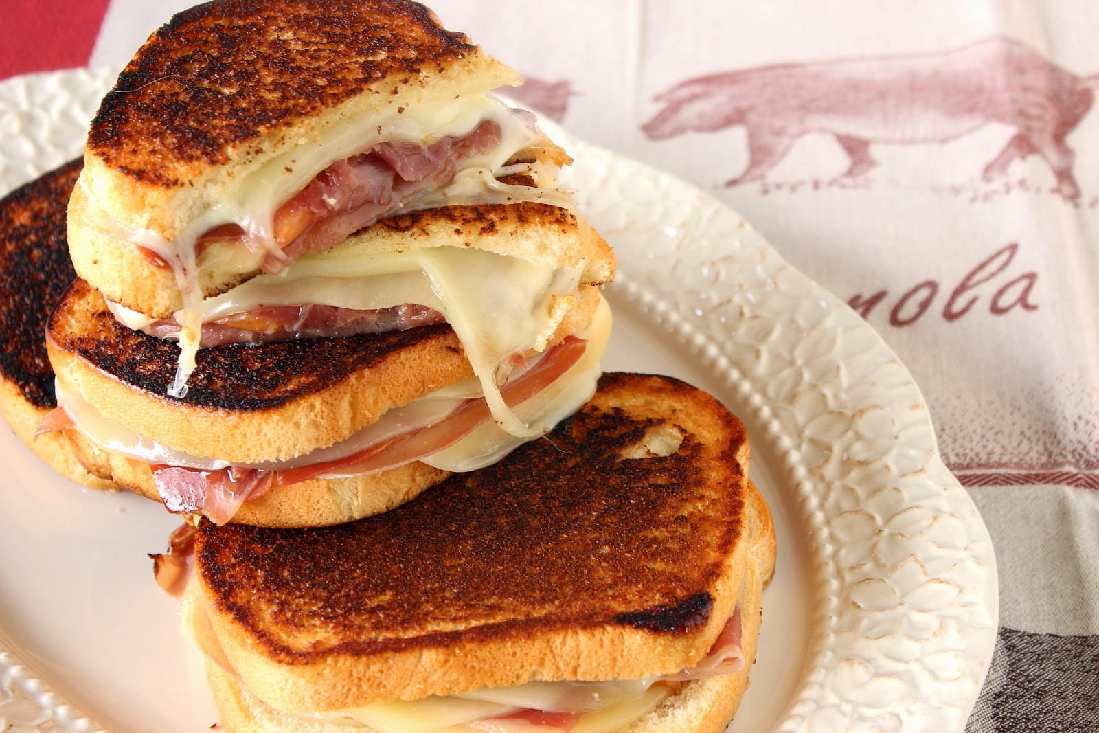 Grilled Cheddar Cheese Sandwich With Caramelized Apple